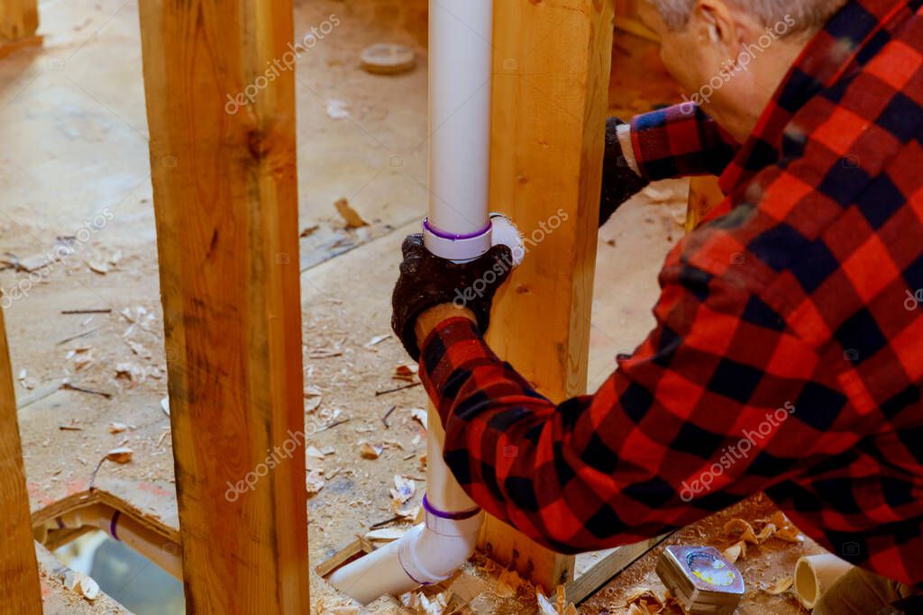 Para la construcción de casas residenciales plomero pega tubería de PVC juntos mediante el uso ...