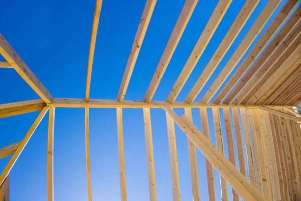 Construcci n de viga de techo de madera de marco hecho de marcos de cerchas para la casa de palo ...