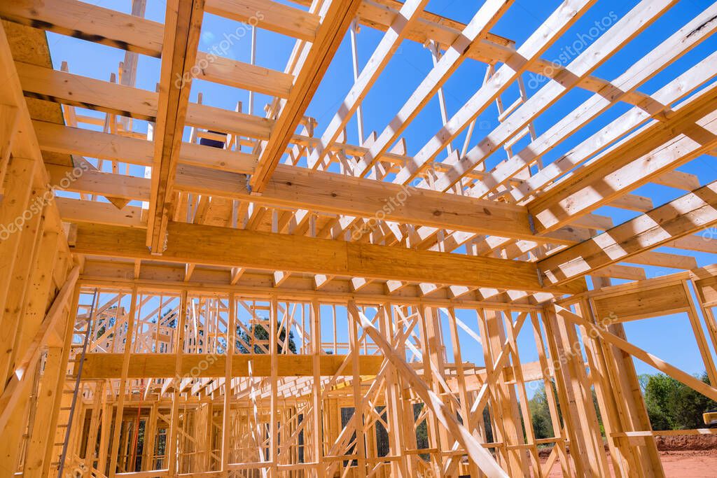 Nueva construcción de la casa con vigas de madera el techo y el sistema ...