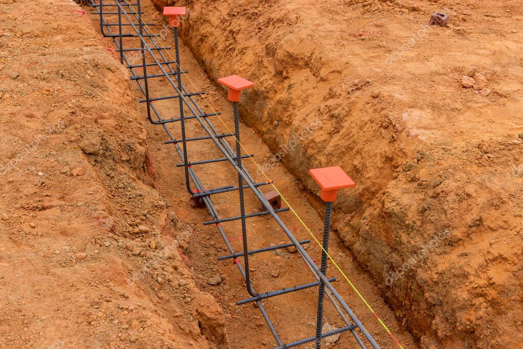 Variedad de movimiento de tierras se realiza, incluyendo la excavación ...