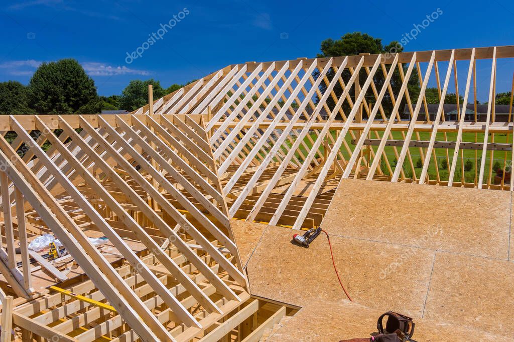 Instalación de armazón de techo de madera durante la construcción del ...