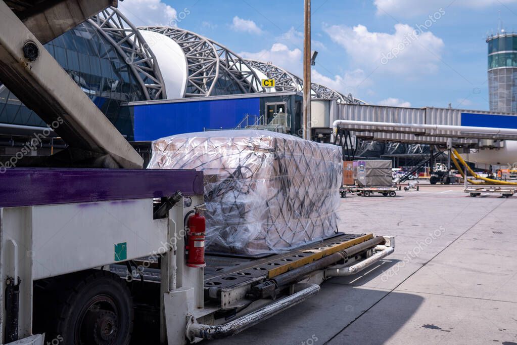 Los contenedores logísticos de carga aérea se están cargando en un ...