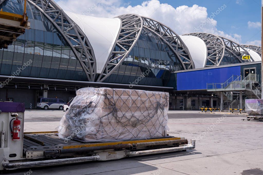 Los contenedores logísticos de carga aérea se están cargando en un ...