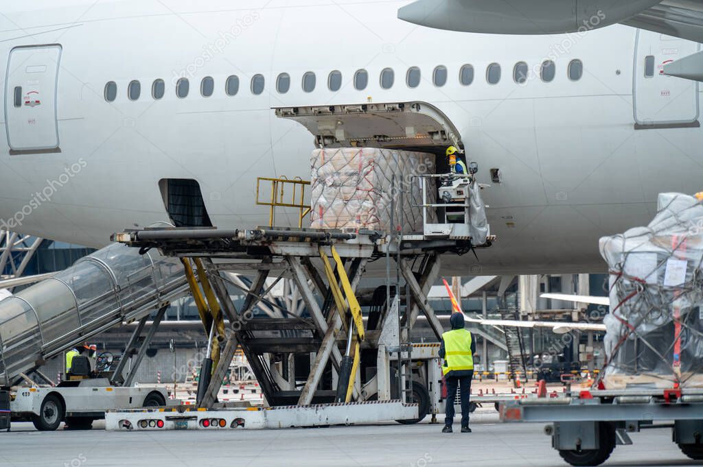 Los trabajadores están cargando contenedores logísticos de carga a un ...