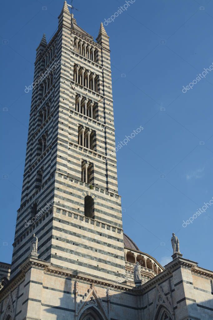 La catedral de Siena Santa Maria Assunta está construida en el estilo ...