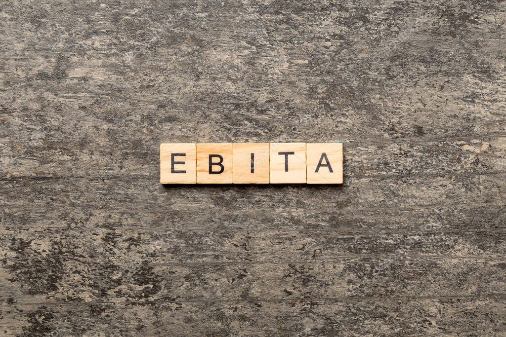 Palabra EBITA escrita en madera. EBITA texto sobre mesa de cemento para ...