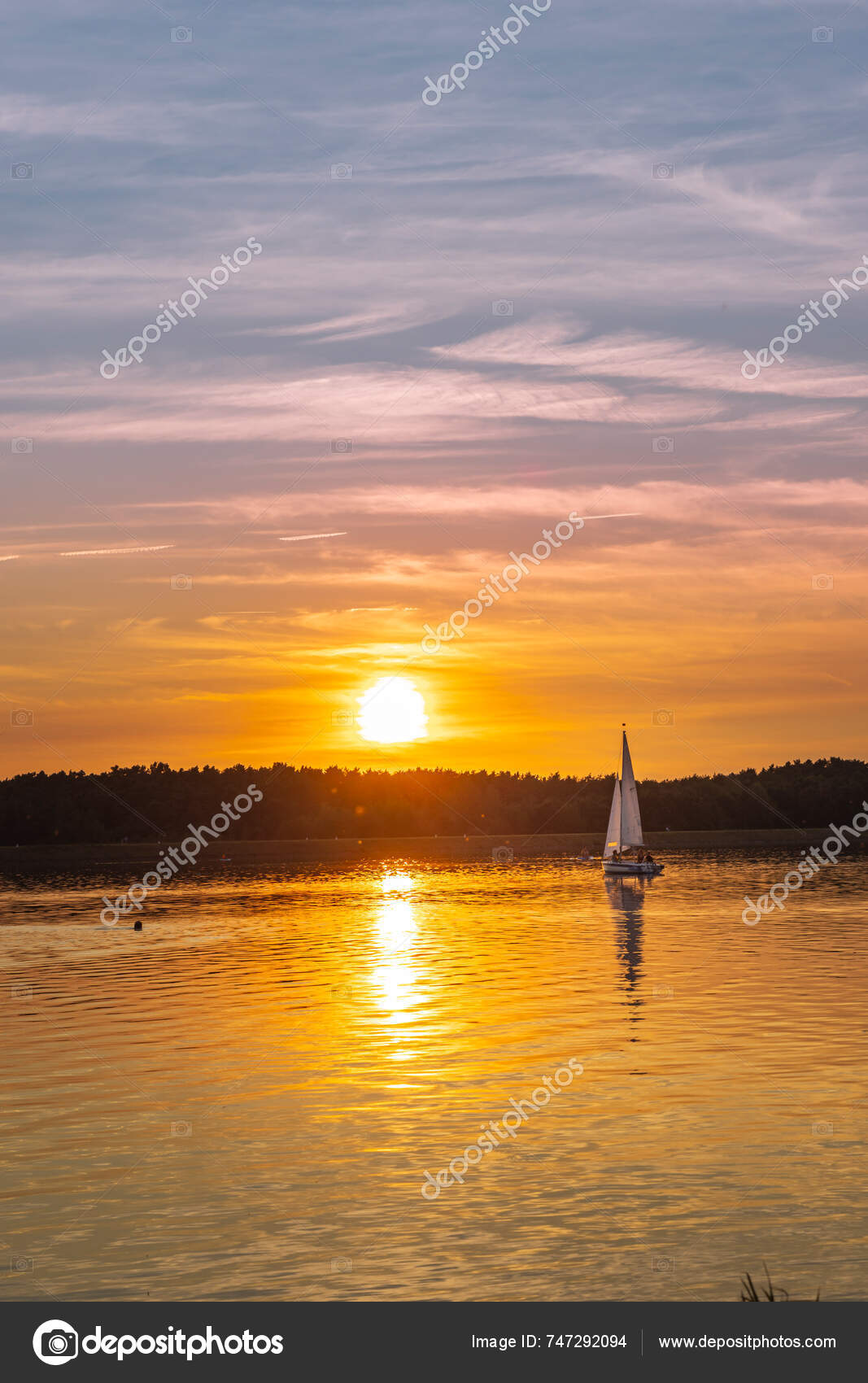 Paisaje Verano Del Lago Rothsee Durante Atardecer Cerca Nuremberg ...