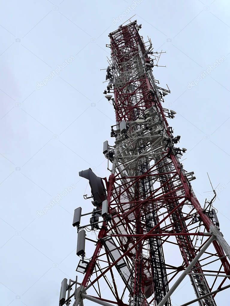 Vista de la torre LTE / 5g desde el suelo. Concepto de las modernas tecnologías de ...