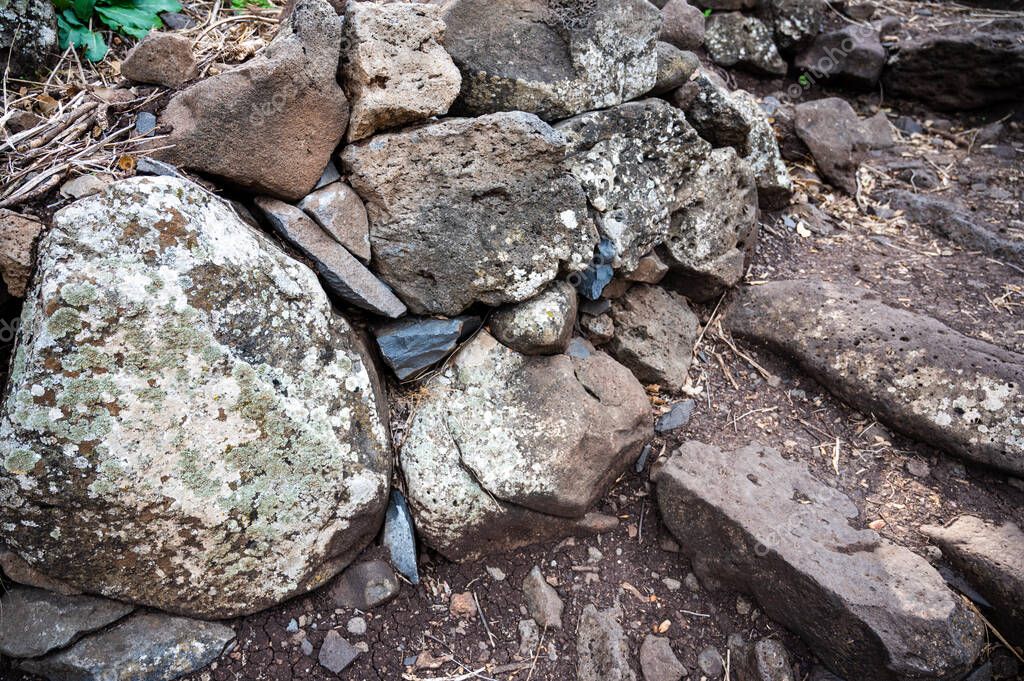 Primer plano de grandes rocas o cantos rodados cerca de las montañas ...