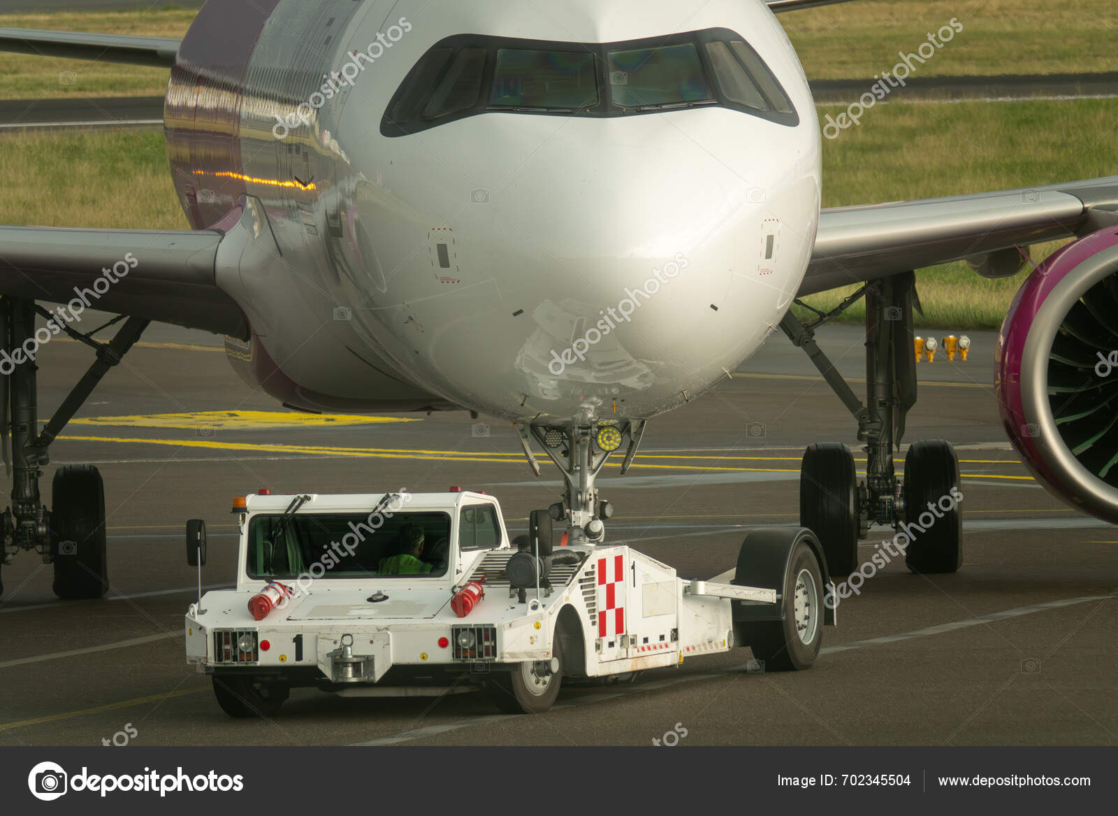 Tractor Remolque Empuja Avión Pasajeros Tractor Retroceso Con Aviones ...