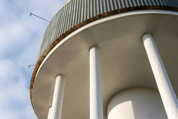 Una torre de agua grande y alta de hormigón, muchas columnas ...