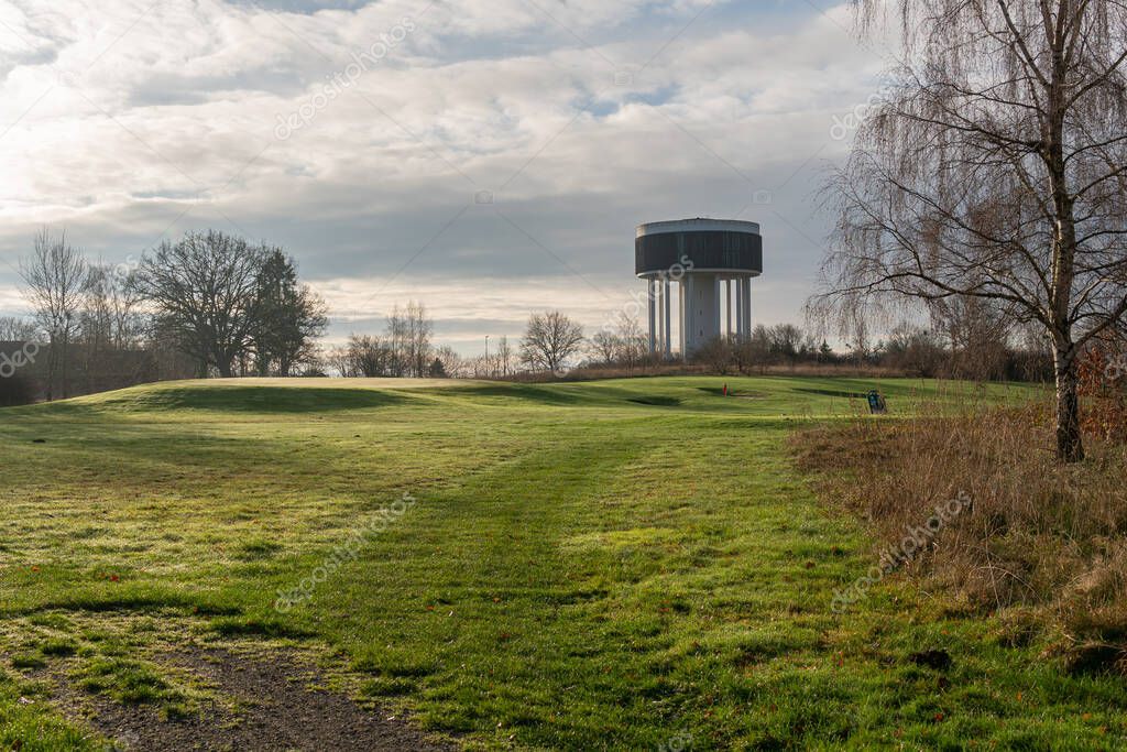 Una torre de agua grande y alta de hormigón, muchas columnas ...