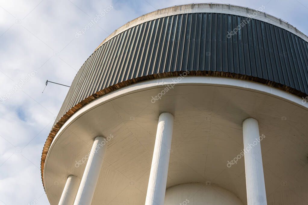 Una torre de agua grande y alta de hormigón, muchas columnas ...