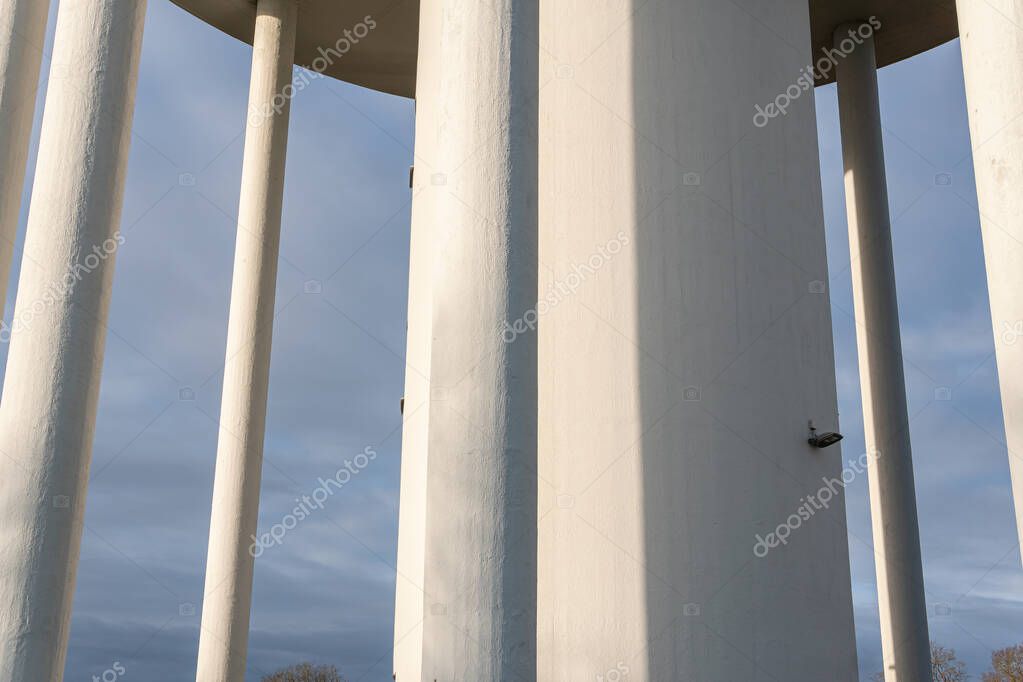Una torre de agua grande y alta de hormigón, muchas columnas ...