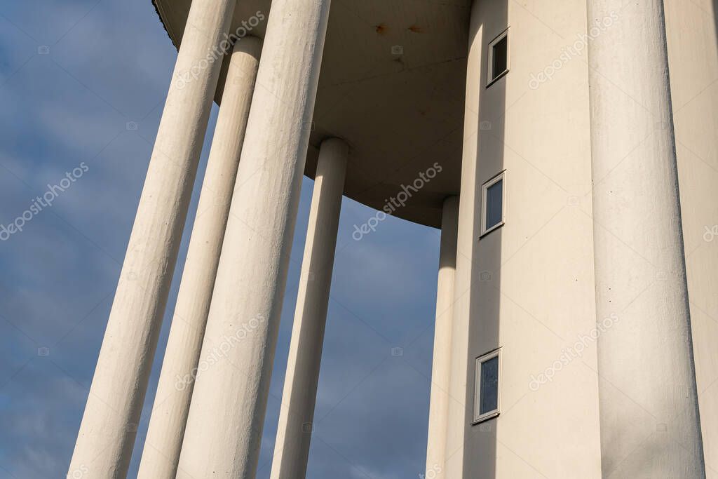 Una torre de agua grande y alta de hormigón, muchas columnas ...