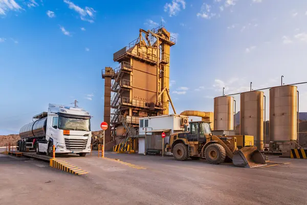 Bitumen tanker Stock Photos, Royalty Free Bitumen tanker Images ...