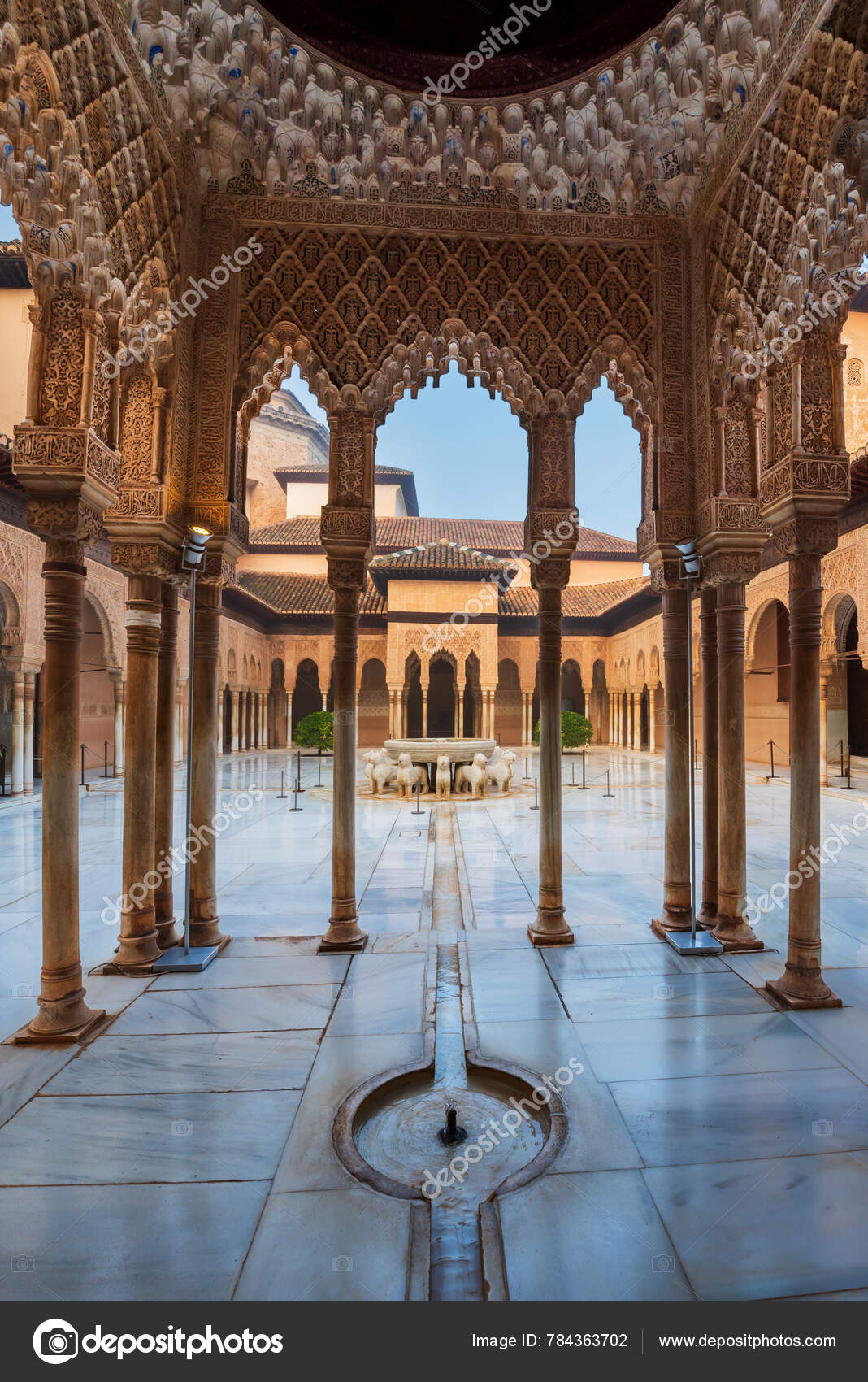 Columnas Con Decoración Árabe Palacio Nazarí Los Leones Con Famosa ...