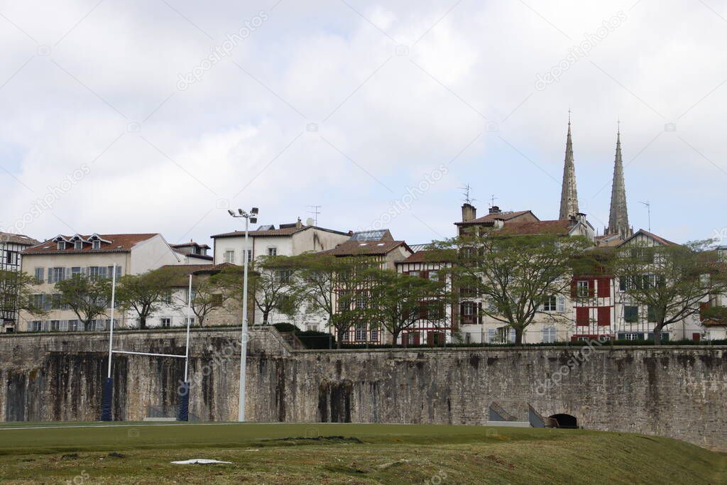 Arquitectura de estilo vasco en el casco antiguo de Bayona, Francia 2024