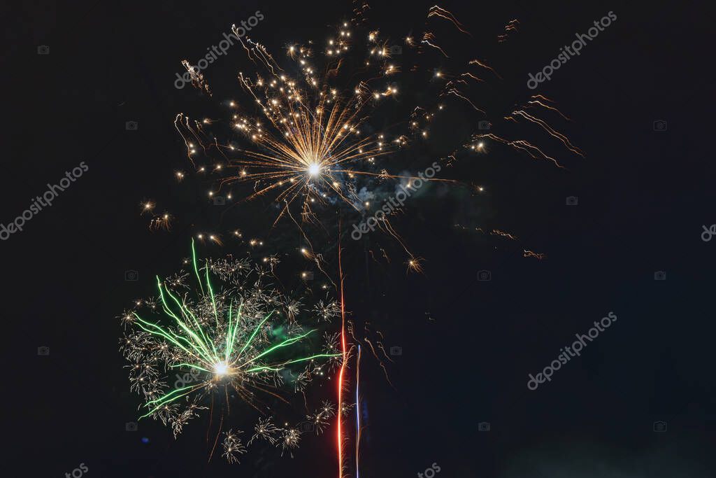 Un fascinante espectáculo de fuegos artificiales con deslumbrantes ...