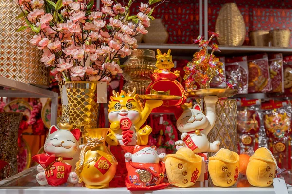 Variedad de tipos de decoración de Año Nuevo chino que se vende en la ...