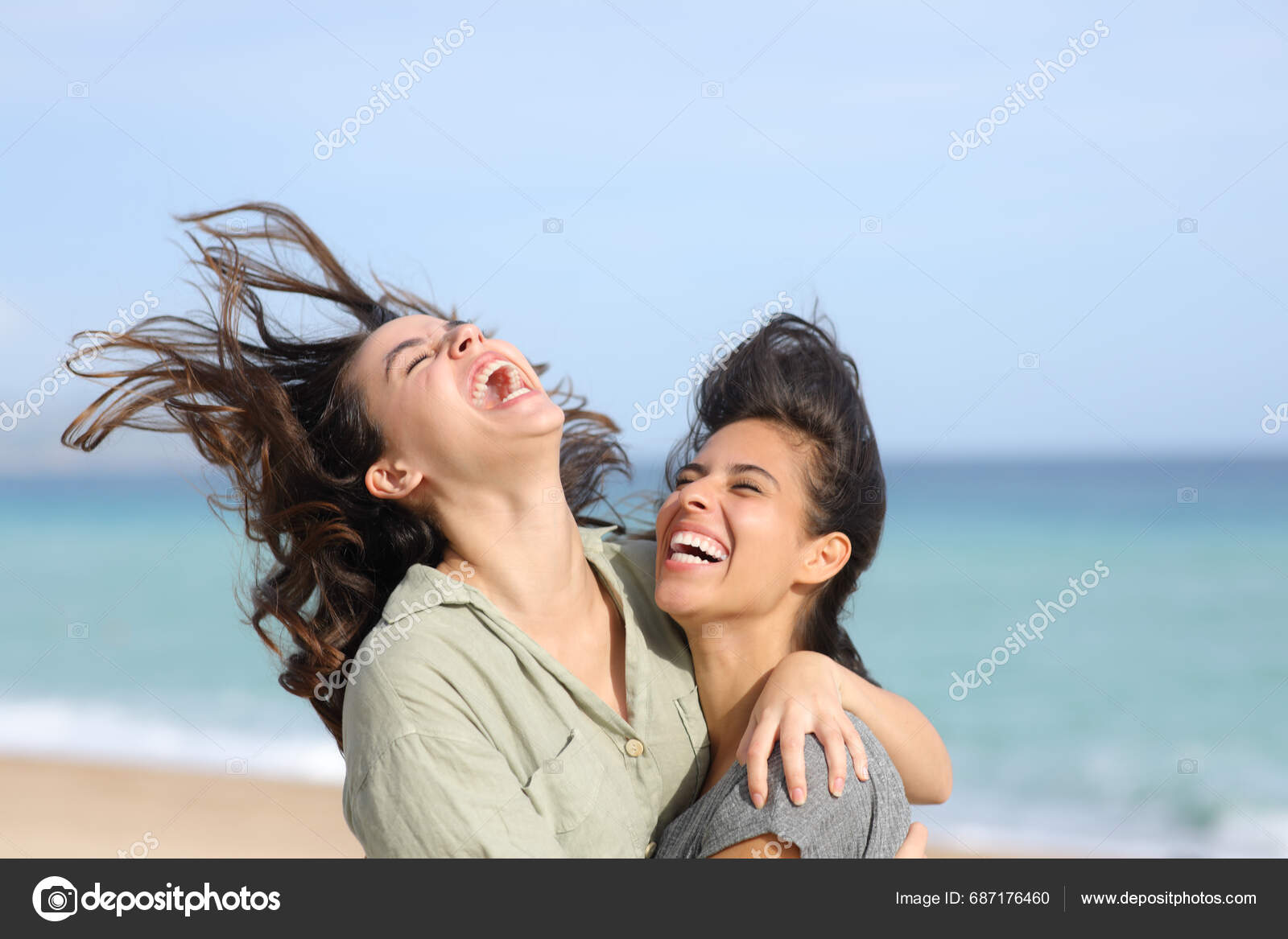 Dos Divertidos Mejores Amigos Riéndose Hilarantemente Abrazándose Playa ...