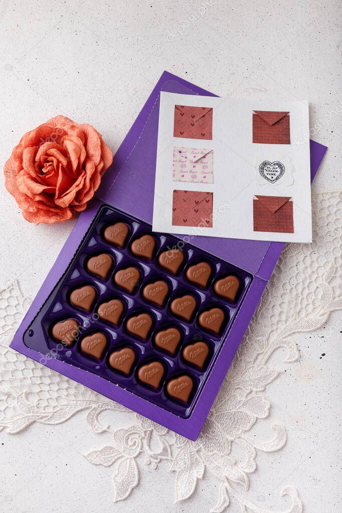 Izmail, Ucrania. 14 de febrero 2022. Caja violeta de bombones en forma ...