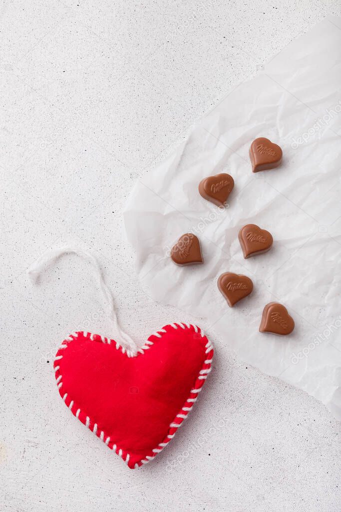 Izmail, Ucrania. 14 de febrero 2022. Chocolates en forma de corazón ...