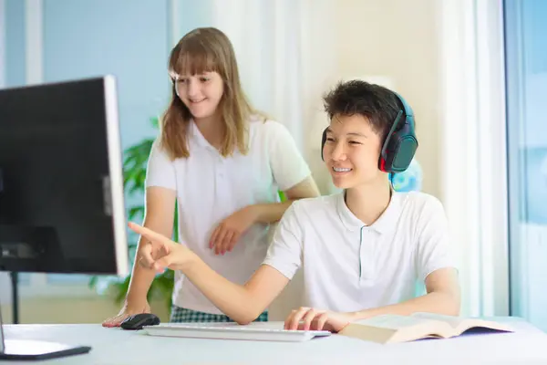 Computer lab students Stock Photos, Royalty Free Computer lab students ...