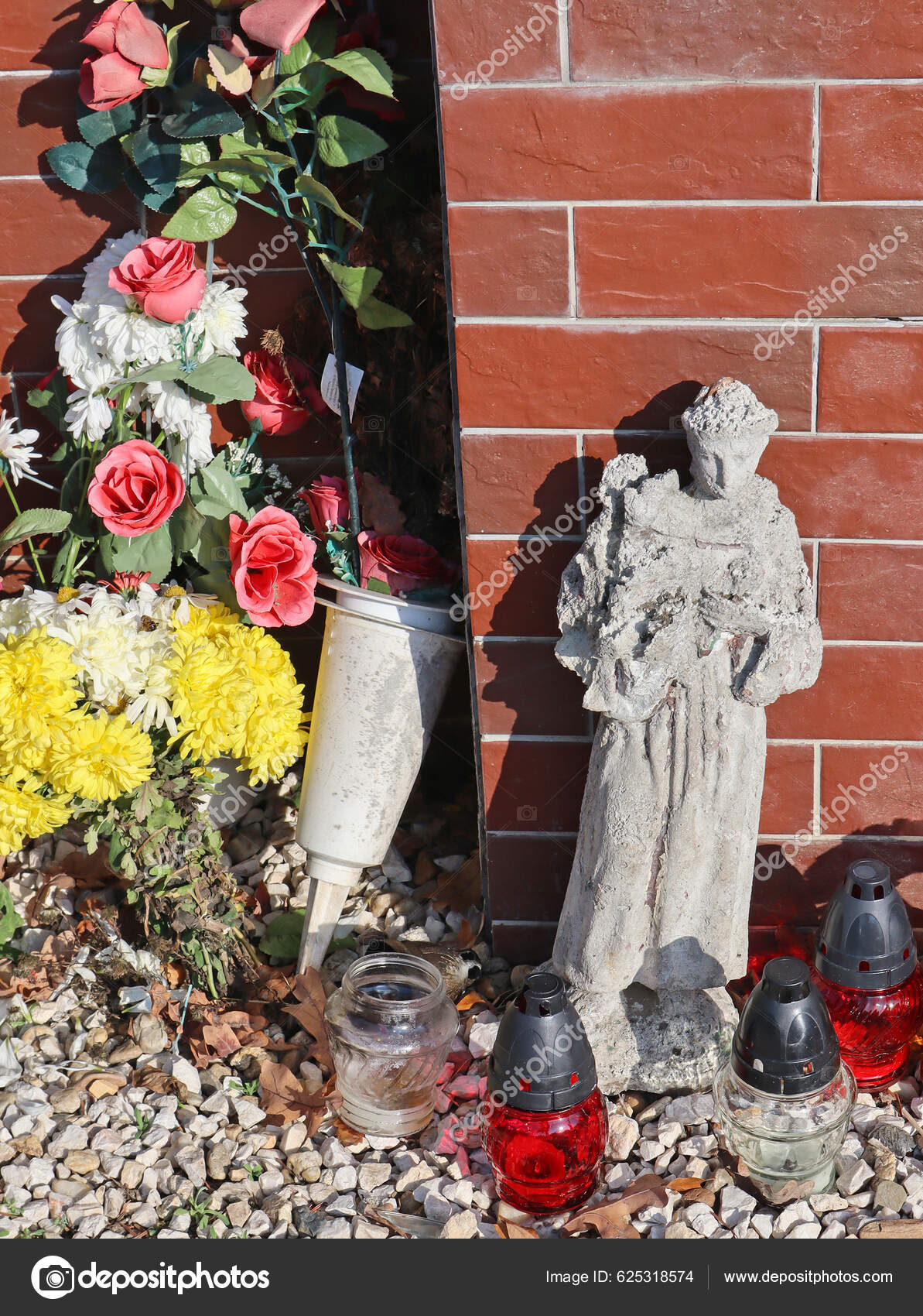 Lanterns Tombstone Public Cemetery — Stock Photo © majorosl66 #625318574