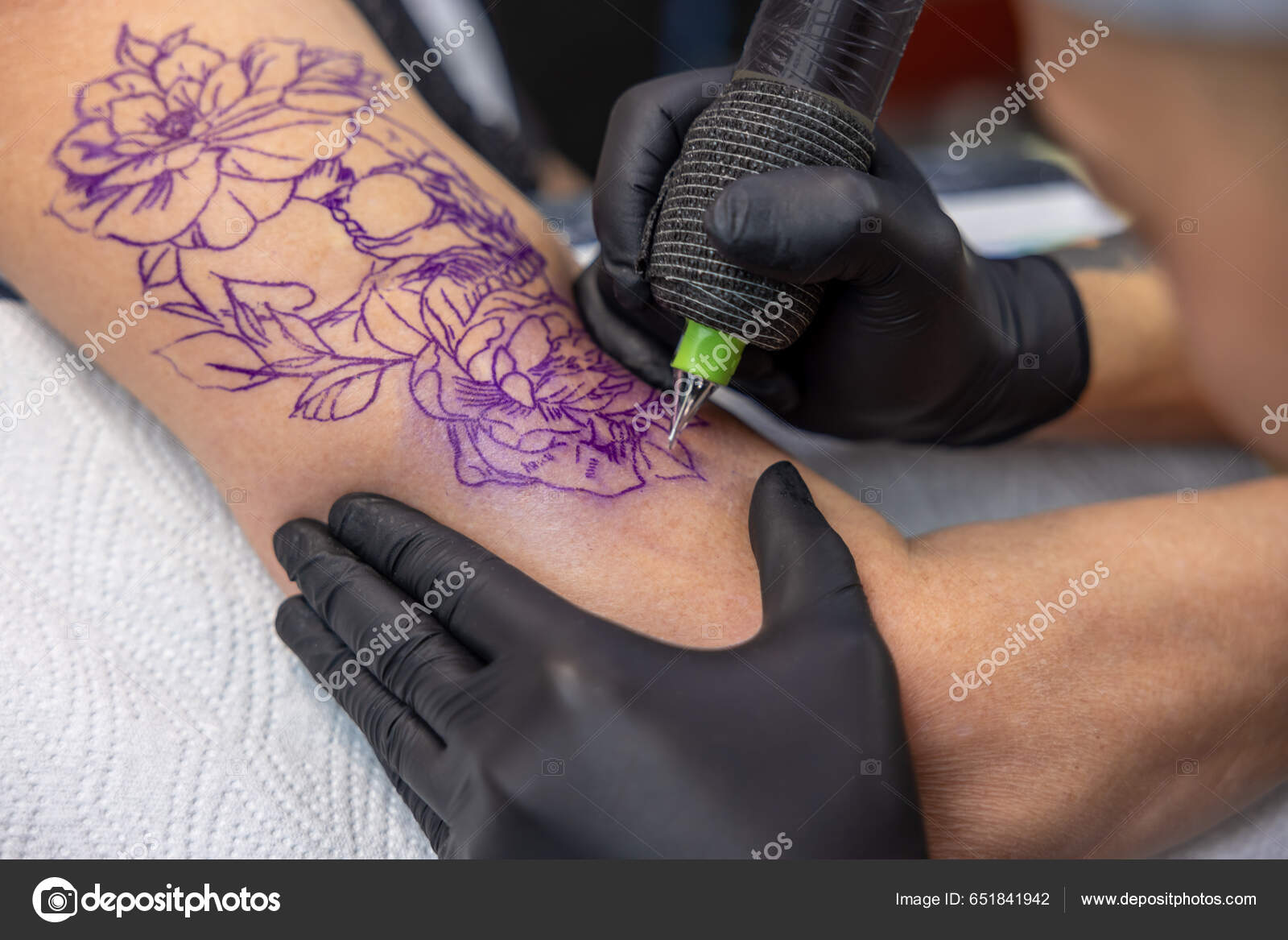 Tattoo Salon Tattoo Master Drawing Tattoo Womans Arm — Stock Photo ...