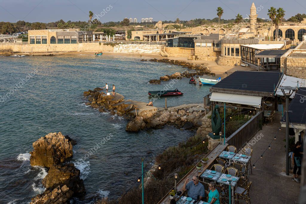 CAESAREA, Israel - 11 de agosto de 2022: Turistas en el antiguo puerto ...