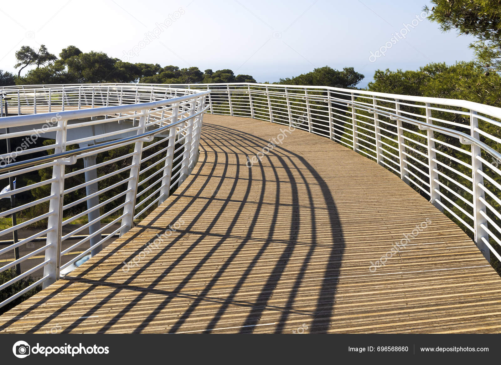 Uma Ponte Pedonal Moderna Sobre Rodovia Universidade Technion Para ...