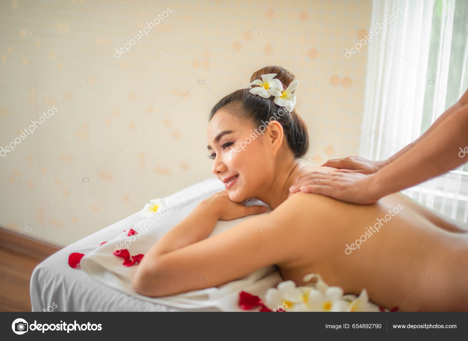 Professional Masseuse Applied Gentle Pressure Beautiful Asian Woman's Shoulders Back — Stock ...