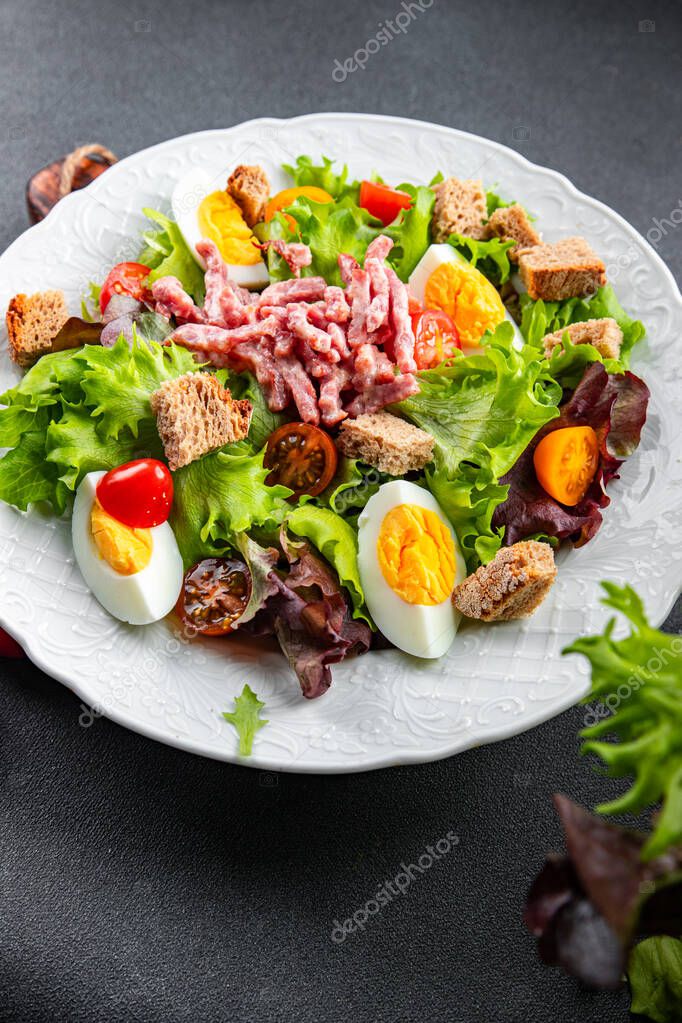 ensalada de carne, tocino, huevo, crouton, lechuga, ensalada aderezo ...