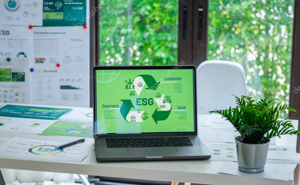 Señal de reciclaje ESG (medio ambiente, social, gobernanza) en la pantalla del ordenador ...