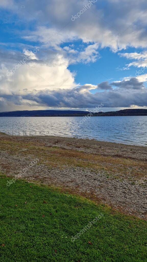 Lago Constanza orilla del lago con hermosas nubes formación en el cielo ...