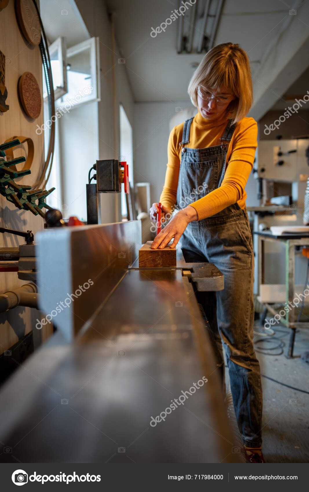 Cuidadosa Mujer Carpintera Enfocada Trabaja Cepilladora Eléctrica Con ...