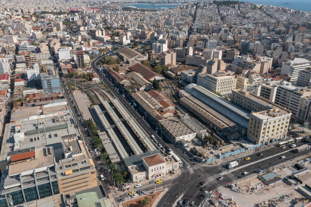 Una vista aérea de ángulo alto de la estación de tren del Pireo y la infraestructura urbana ...