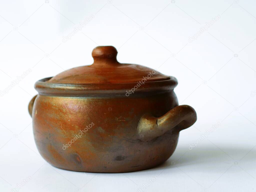 Un recipiente de arcilla antigua, un gendok, se utilizó tradicionalmente en las ceremonias ...