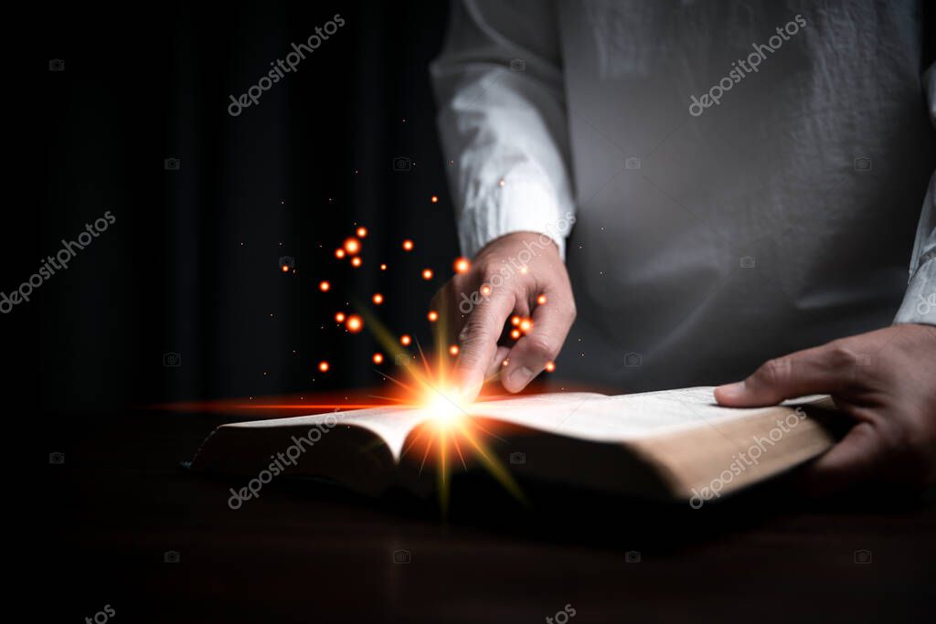 Fe con santo concepto bíblico. Las manos de una oración femenina adoran a Dios con la sagrada ...