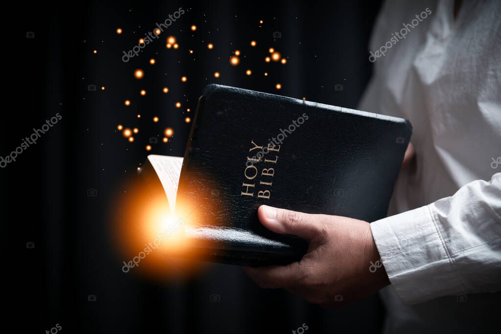 Fe con santo concepto bíblico. Las manos de una oración femenina adoran a Dios con la sagrada ...