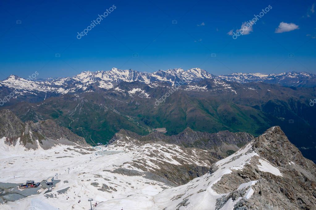 Un panorama impresionante de Vermiglio, Italia revela majestuosas montañas cubiertas de nieve ...
