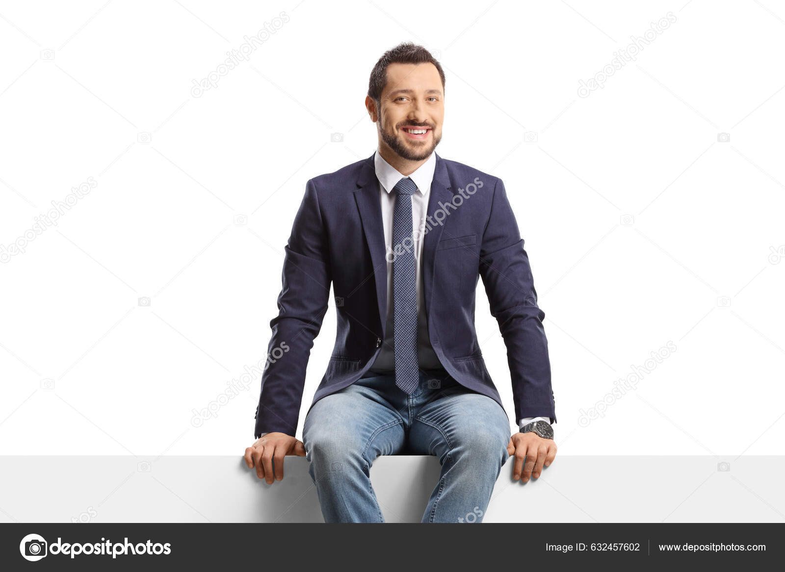 Hombre Jeans Traje Sentado Panel Blanco Aislado Sobre Fondo Blanco ...