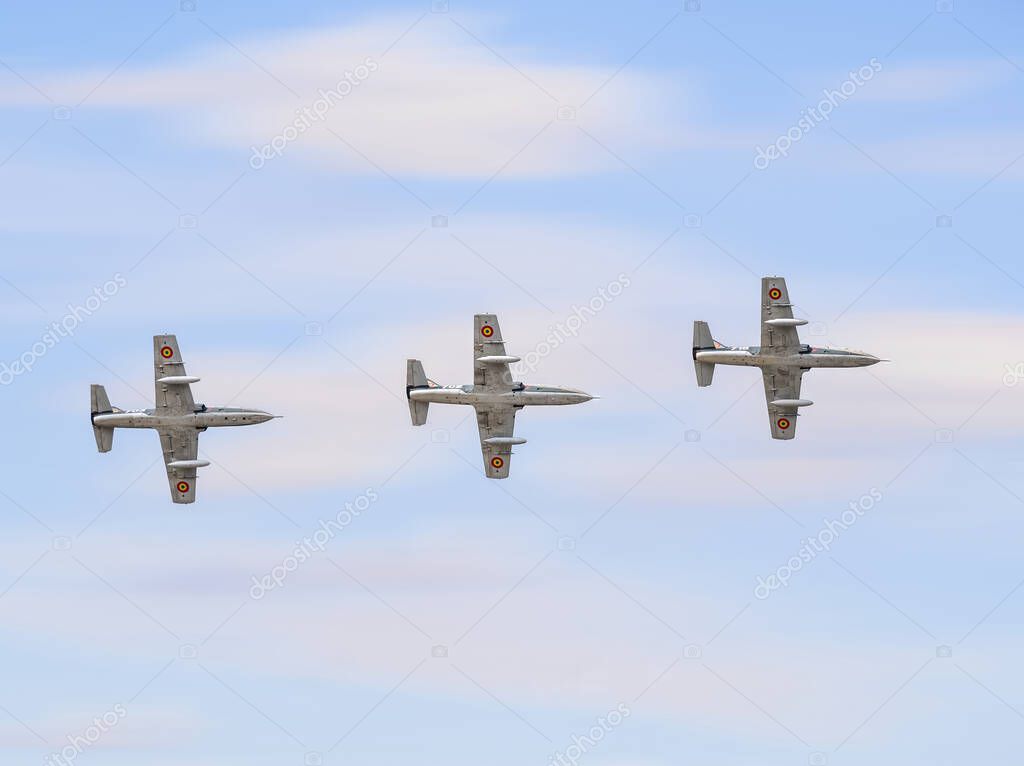Tres aviones de ataque ligero IAR 99 soim (Hawk) demostración de la ...