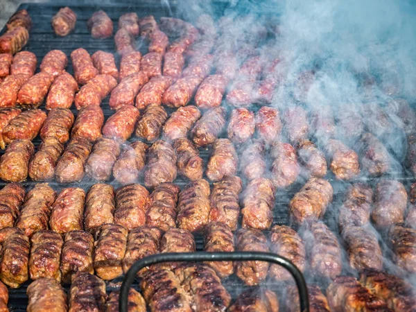 Mititei (rollos de carne molida) hechos de una mezcla de carne de res ...