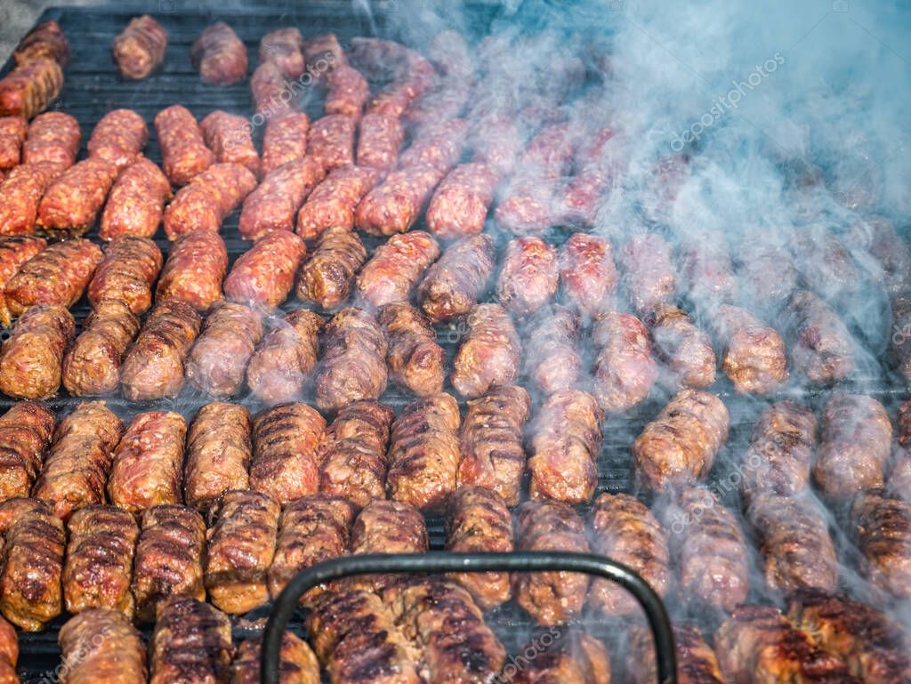 Mititei (rollos de carne molida) hechos de una mezcla de carne de res ...