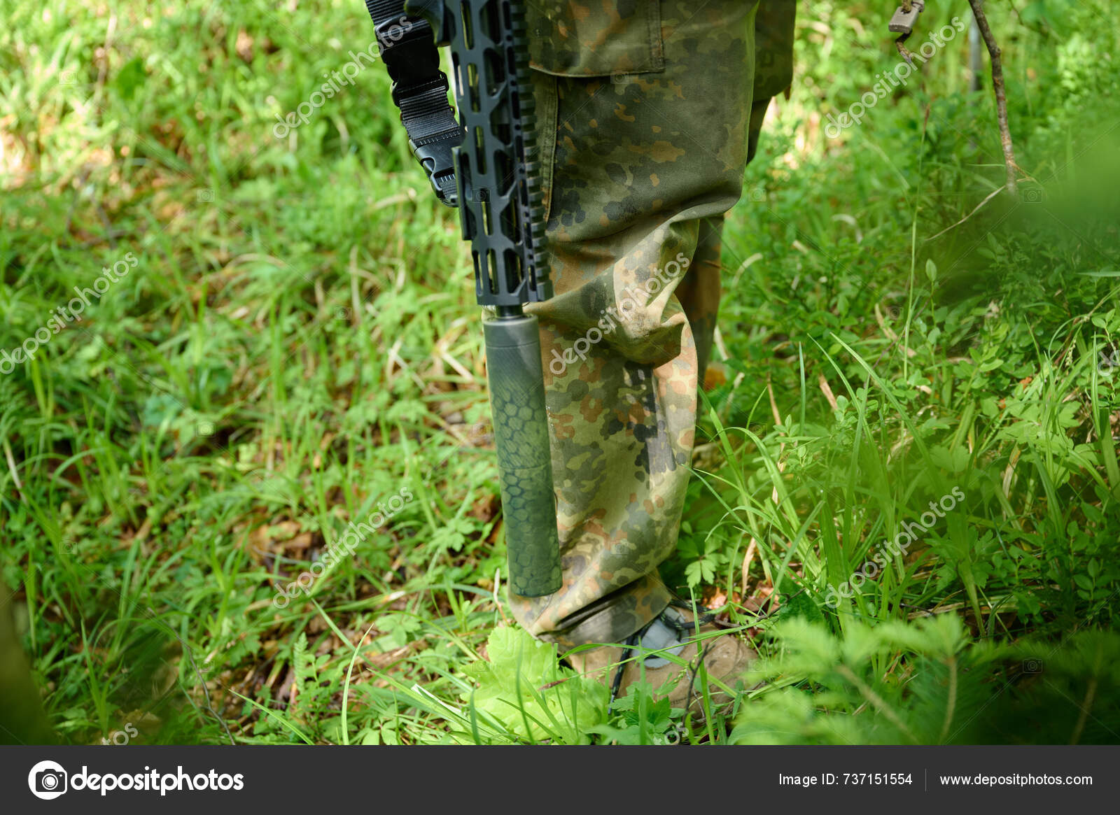 Close View Hunter Rifle Dressed Camouflage Suit Ambush Crop View — Stock Photo © IvasiukV@gmail ...