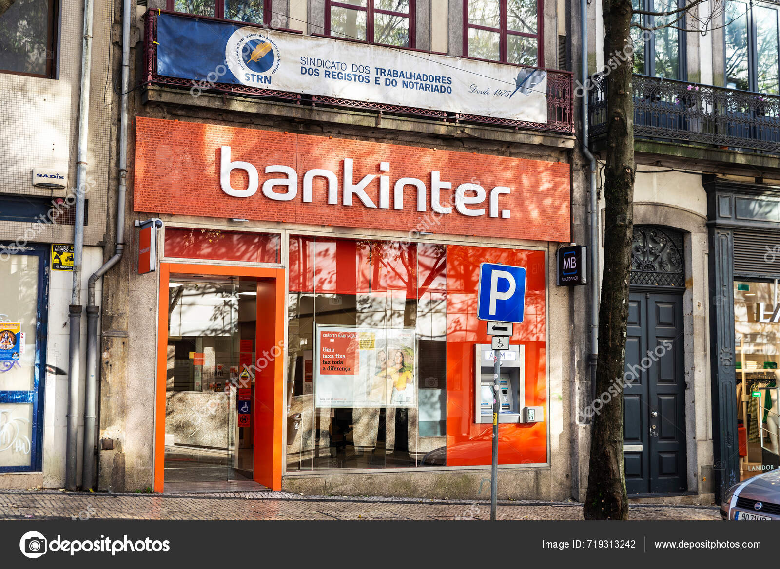 Oporto Portugal Noviembre 2023 Fachada Logotipo Del Banco Bankinter ...