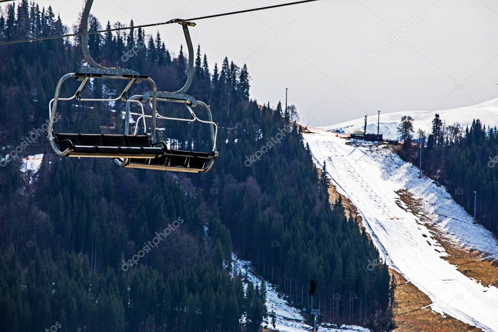 sillas vacías en un telesilla en una pista donde los esquiadores ...