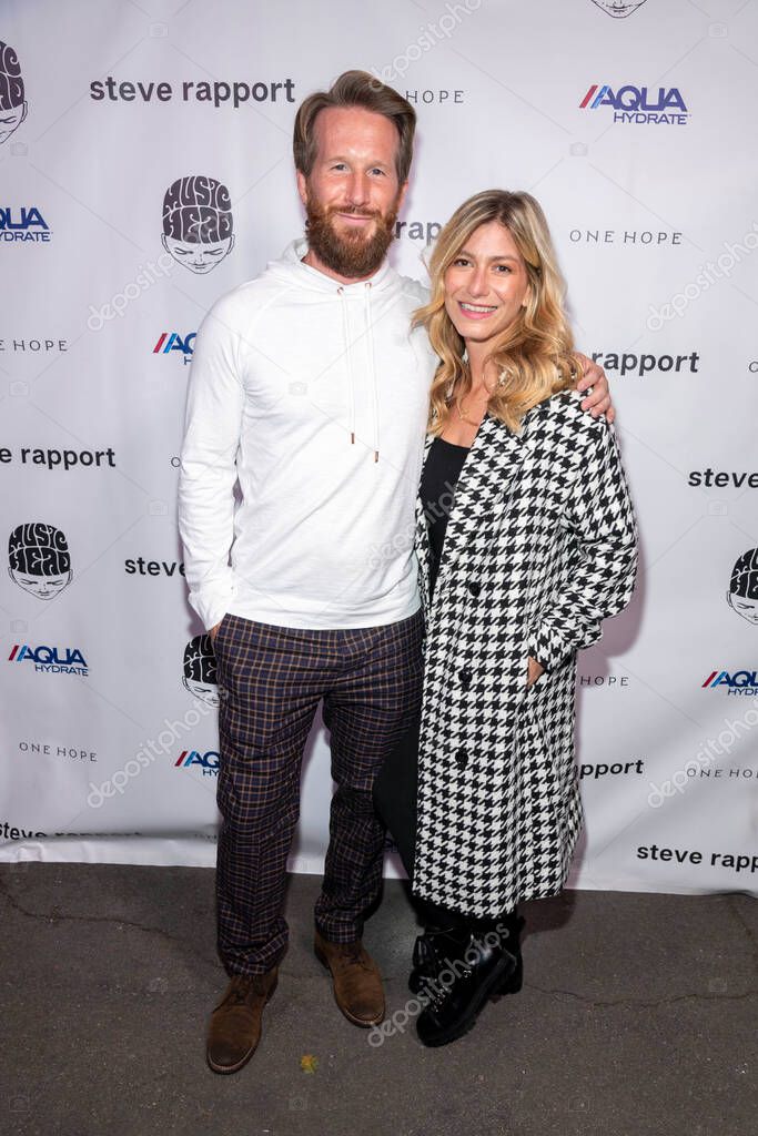 Jake Powers, Noelle Neis asiste al Rock Photographer Steve Rapport ...